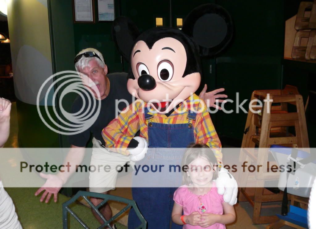 Creative Poses with Characters? Any ideas? | The DIS Disney Discussion ...